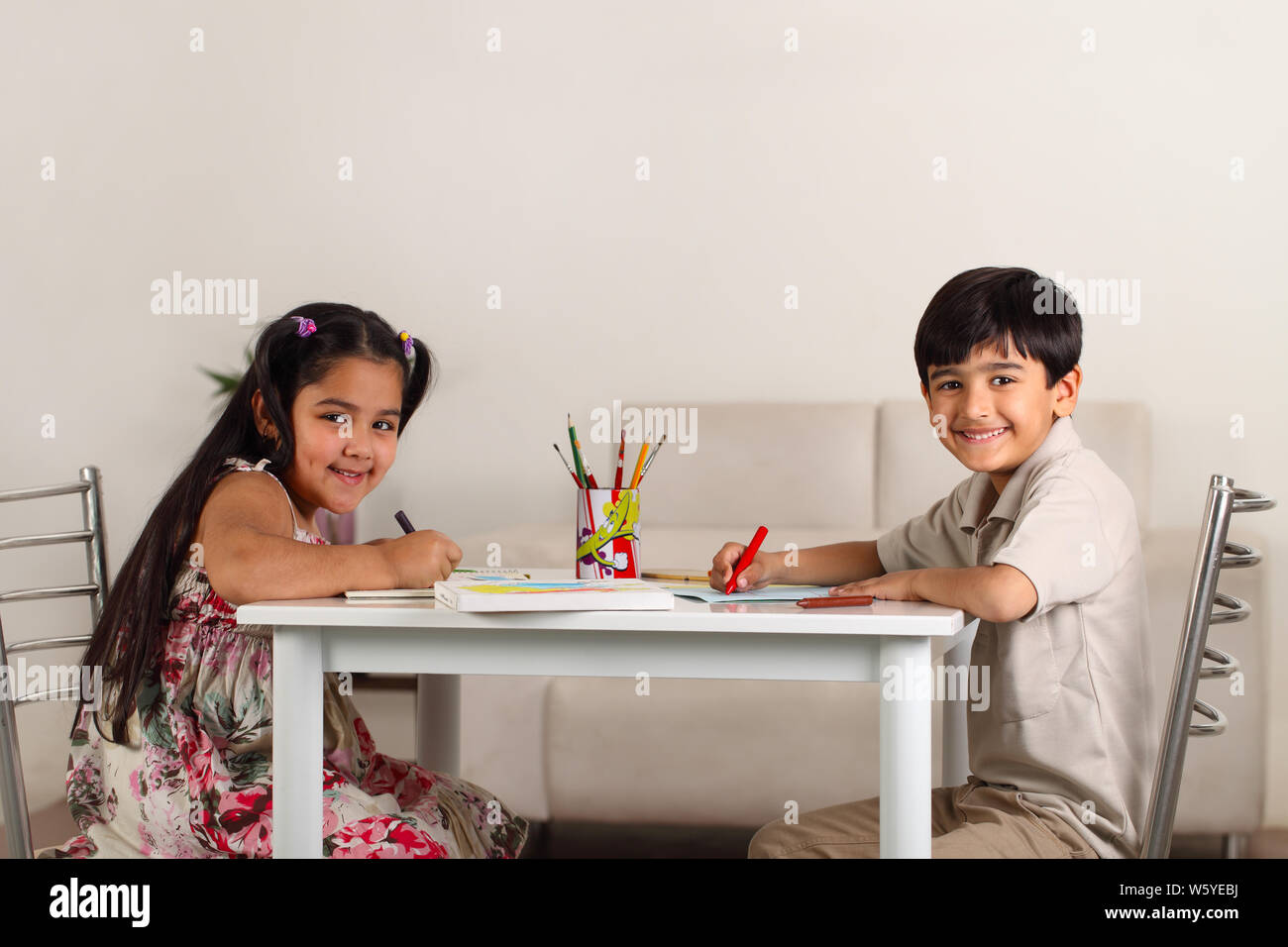 Dessin de deux enfants Banque de photographies et d’images à haute résolution - Page 2 - Alamy