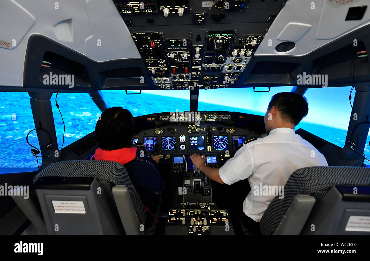 Un visiteur fait l'essai d'un appareil à VR guide un avion à réaction ...