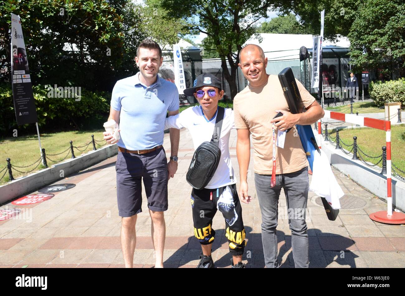 Les joueurs de billard anglais Mark Selby, gauche, Barry Hawkins sont ...
