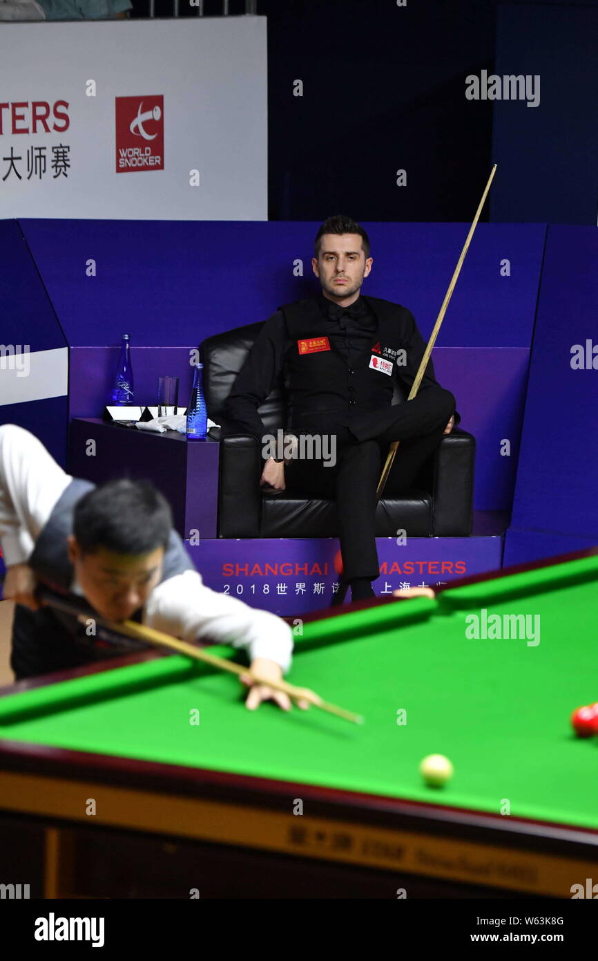 Ding Junhui de Chine joue un shot à Mark Selby, d'Angleterre, en match ...