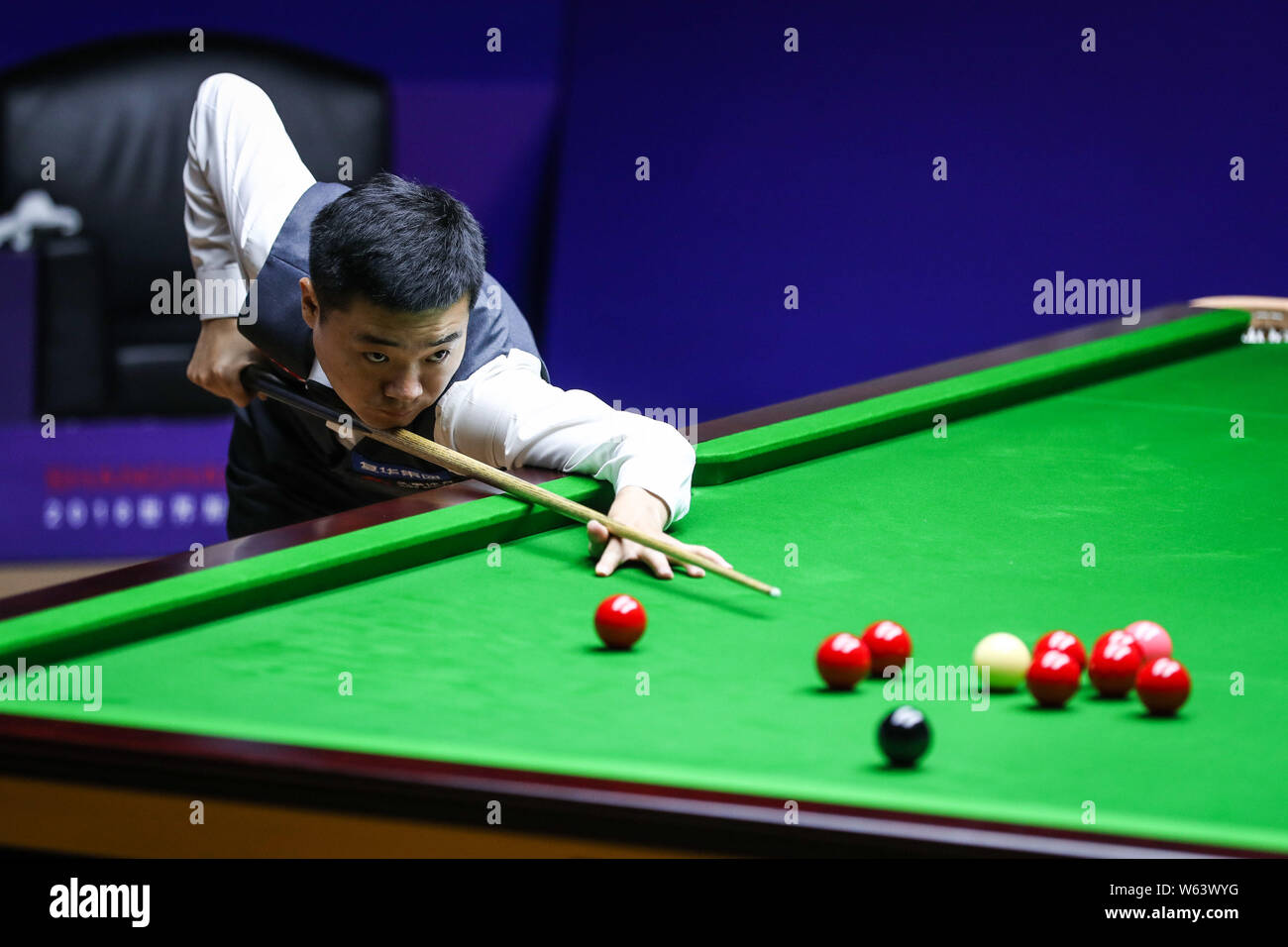 Ding Junhui de Chine joue un shot à Mark Allen de l'Irlande du Nord dans leur deuxième tour au ...