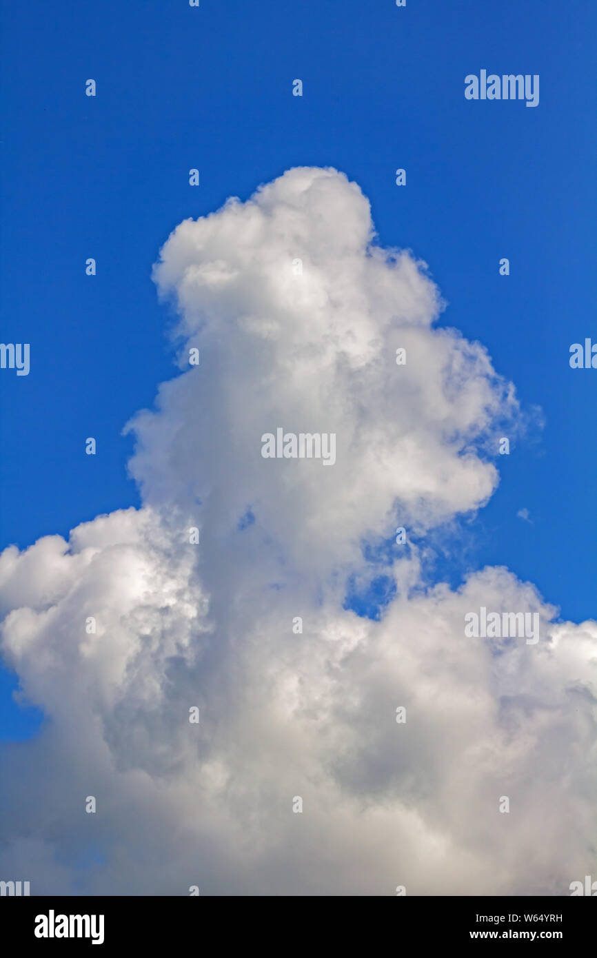 Cumulus nuage flottant Banque de photographies et d’images à haute ...