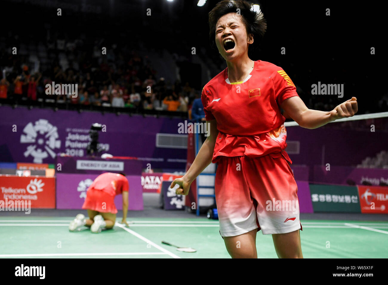 Chen Qingchen, droite, de Chine célèbre avec sa coéquipière Jia Yifan après avoir battu Misaki ...