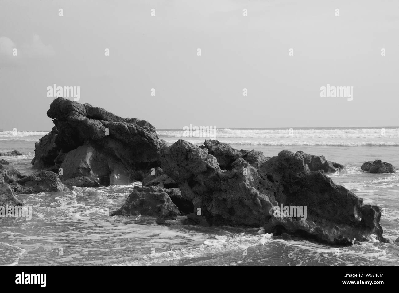 Rochers au bord de la mer Banque d'images noir et blanc - Alamy