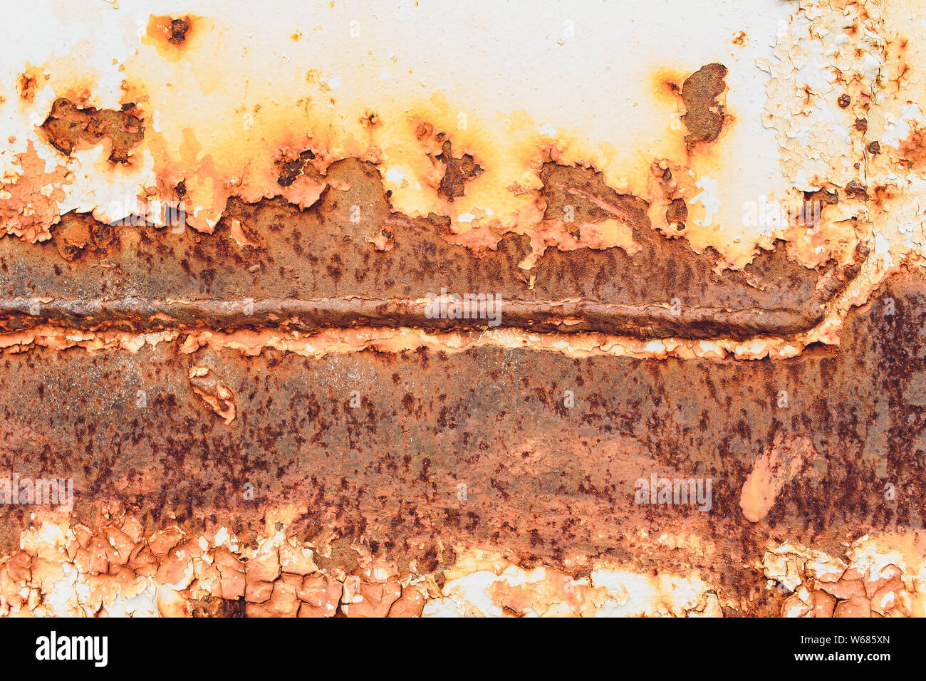 Mur de métal laqué blanc rouillé. Fond métal rouillé avec des traces de ...