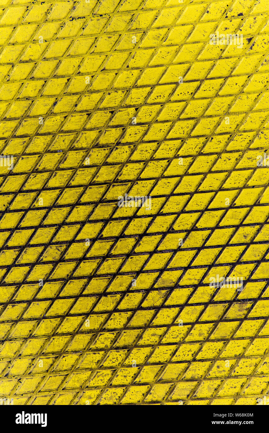 Surface métallique jaune ondulé avec diamond plate texture. La tôle d ...