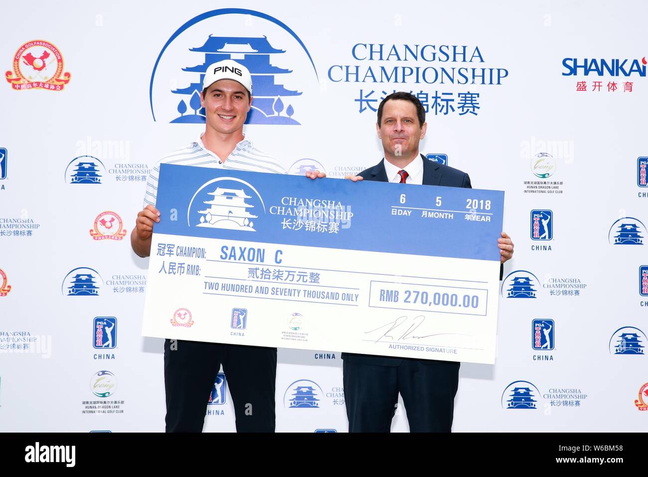 Le golfeur américain Charlie Saxon, gauche, pose avec son chèque après ...