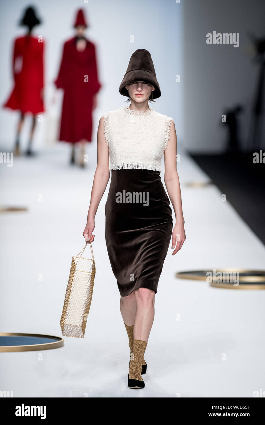 Un modèle affiche une nouvelle création du fashion show de 159 Thuy Van ...