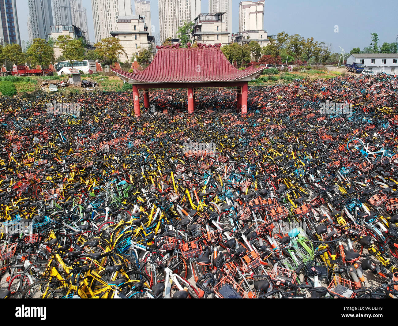 Les vélos de vélo chinois d'autopartage est entassée autour et à l ...