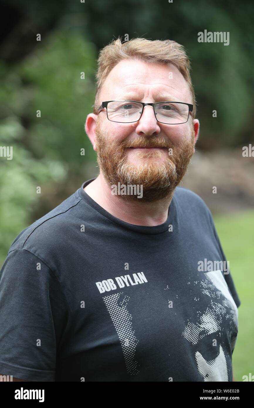 Simon Howcroft dans son jardin, où un pont partiellement effondré en ...