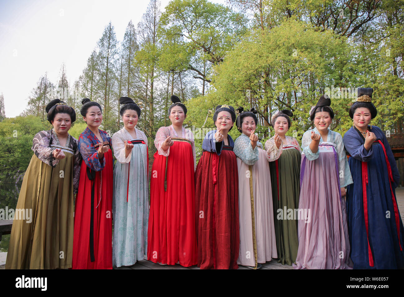 Femmes chinoises habilles en vetements chinois Han qui imite le style de vetements portes par les femmes au cours de la dynastie des Tang 618 907 posent pour une photo a t Photo