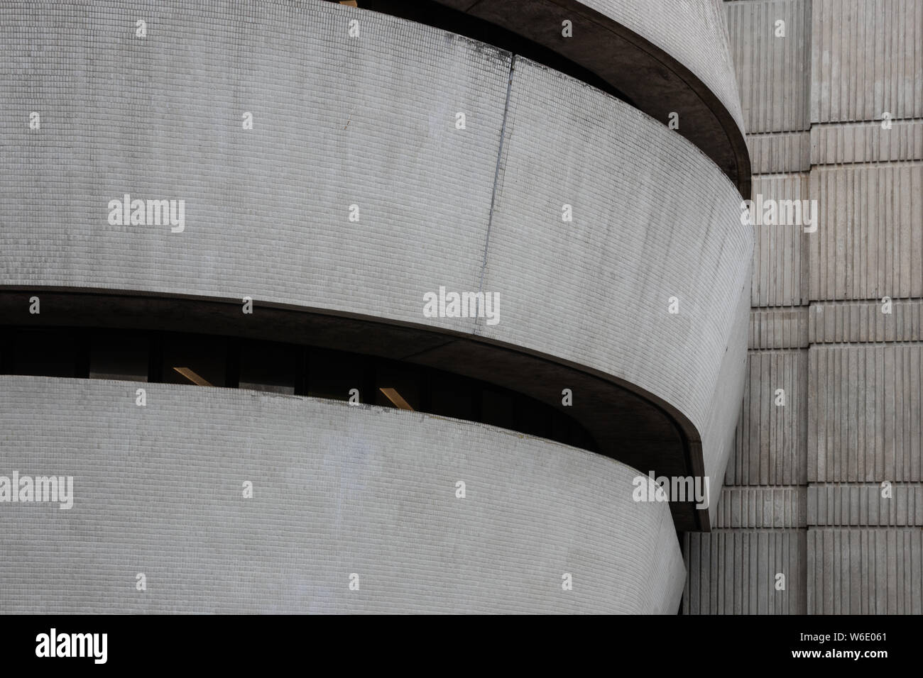Les courbes d'un bâtiment en béton construit dans les années 1960 Photo ...