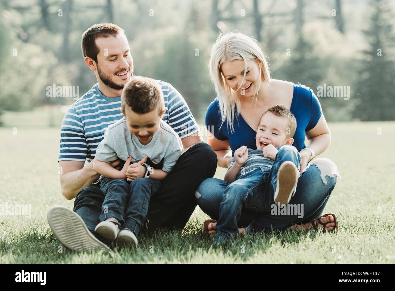 Chatouiller les enfants Banque de photographies et d’images à haute ...