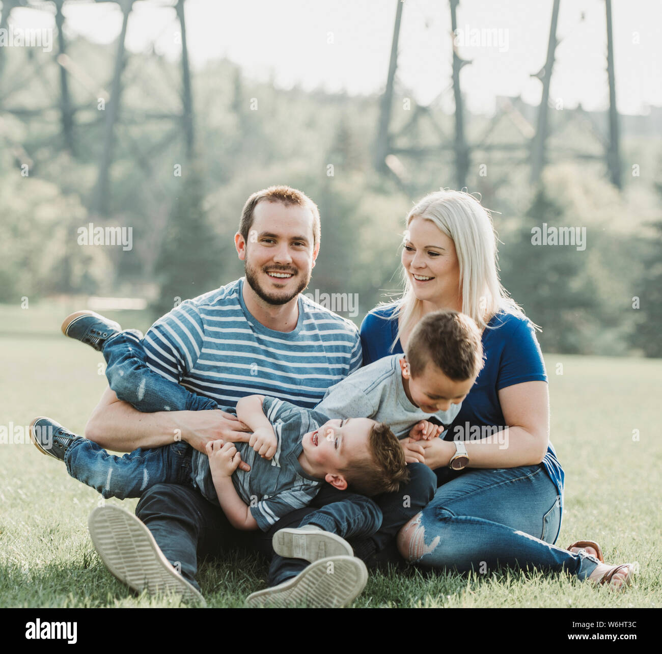 Chatouiller les enfants Banque de photographies et d’images à haute ...