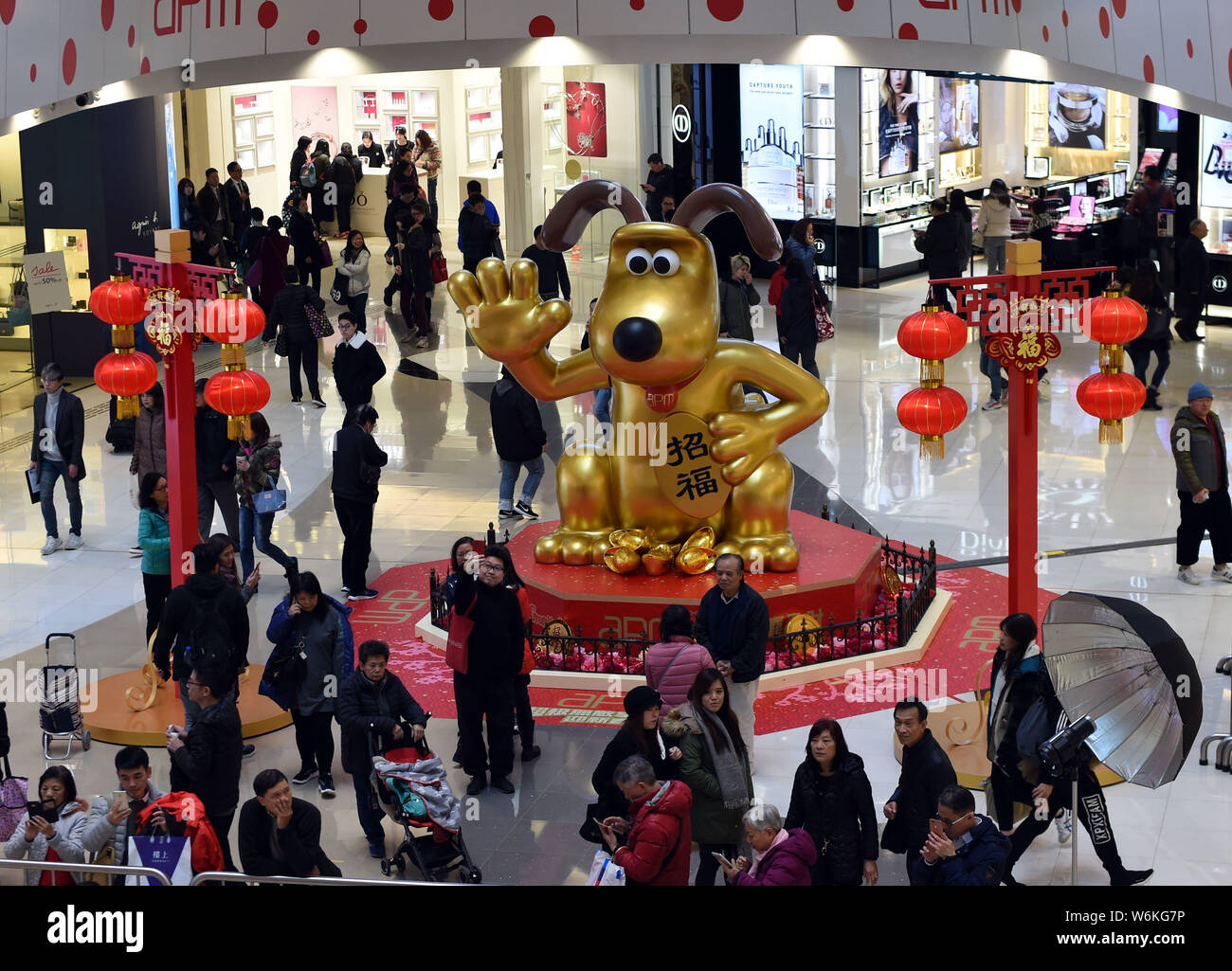Les clients posent pour des photos avec une sculpture de chien avec la ...