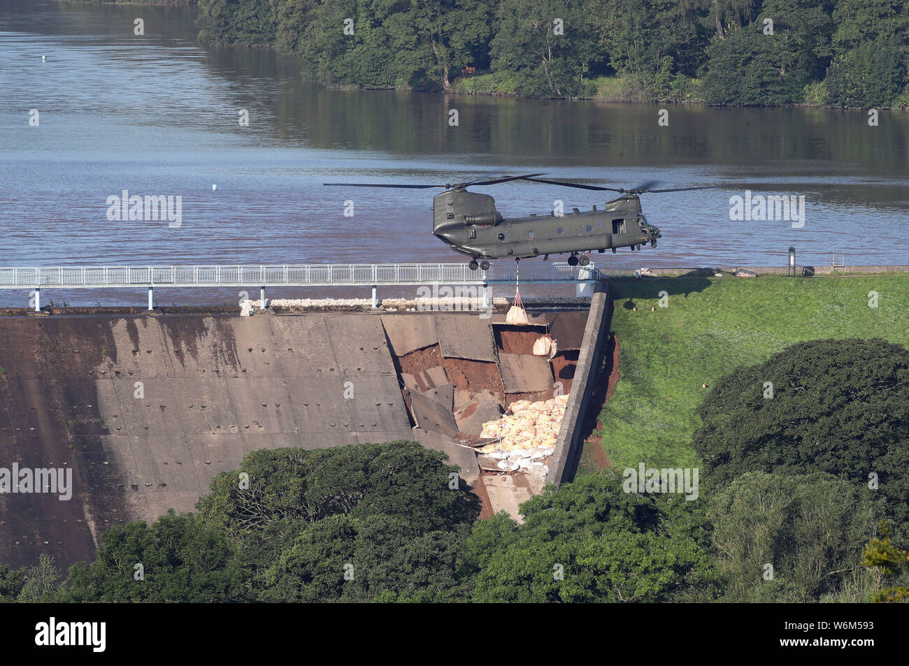 Un hélicoptère Chinook de la RAF dans les mouches de sable pour aider à ...