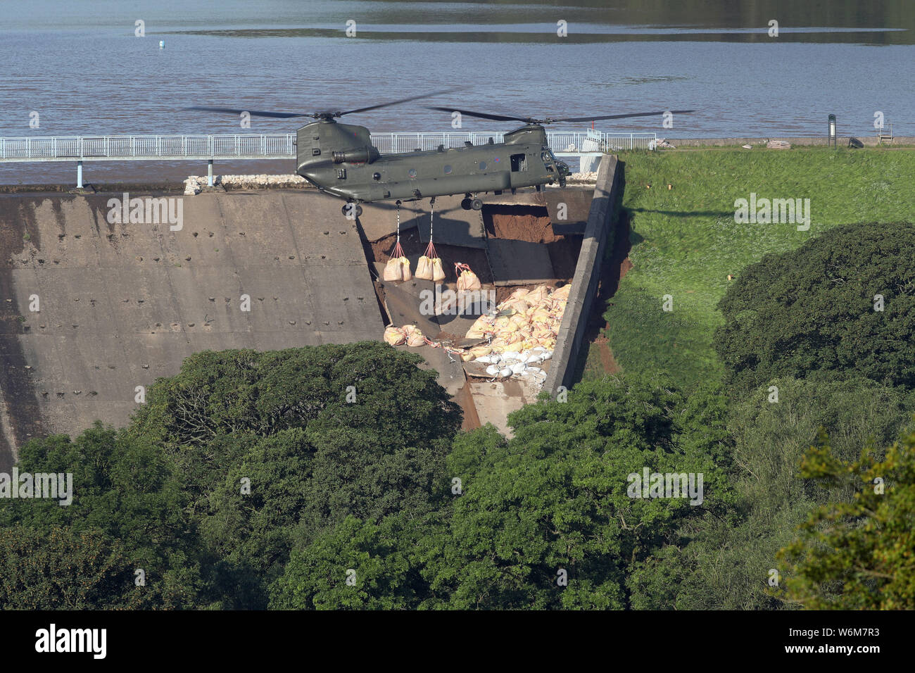 Un hélicoptère Chinook de la RAF dans les mouches de sable pour aider à ...