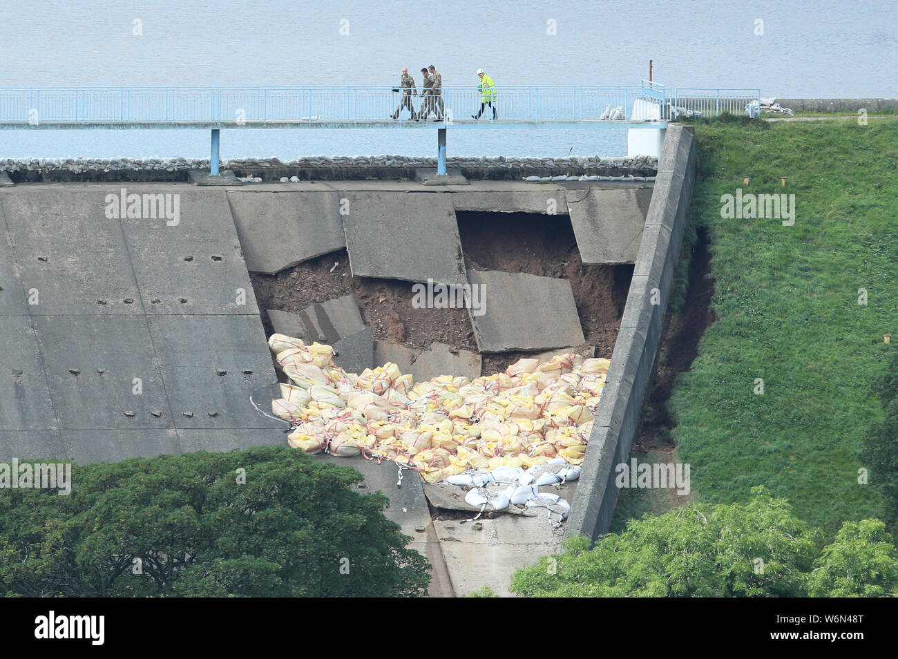 Les membres des forces armées à pied à travers le barrage du réservoir ...