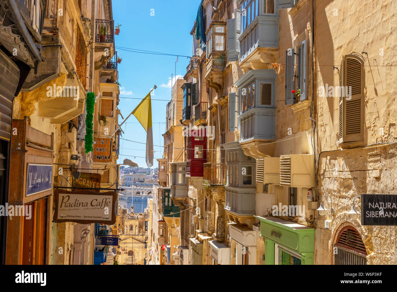 La Valette, Malte - 1 mai 2019 : les rues étroites typiques colorés ...
