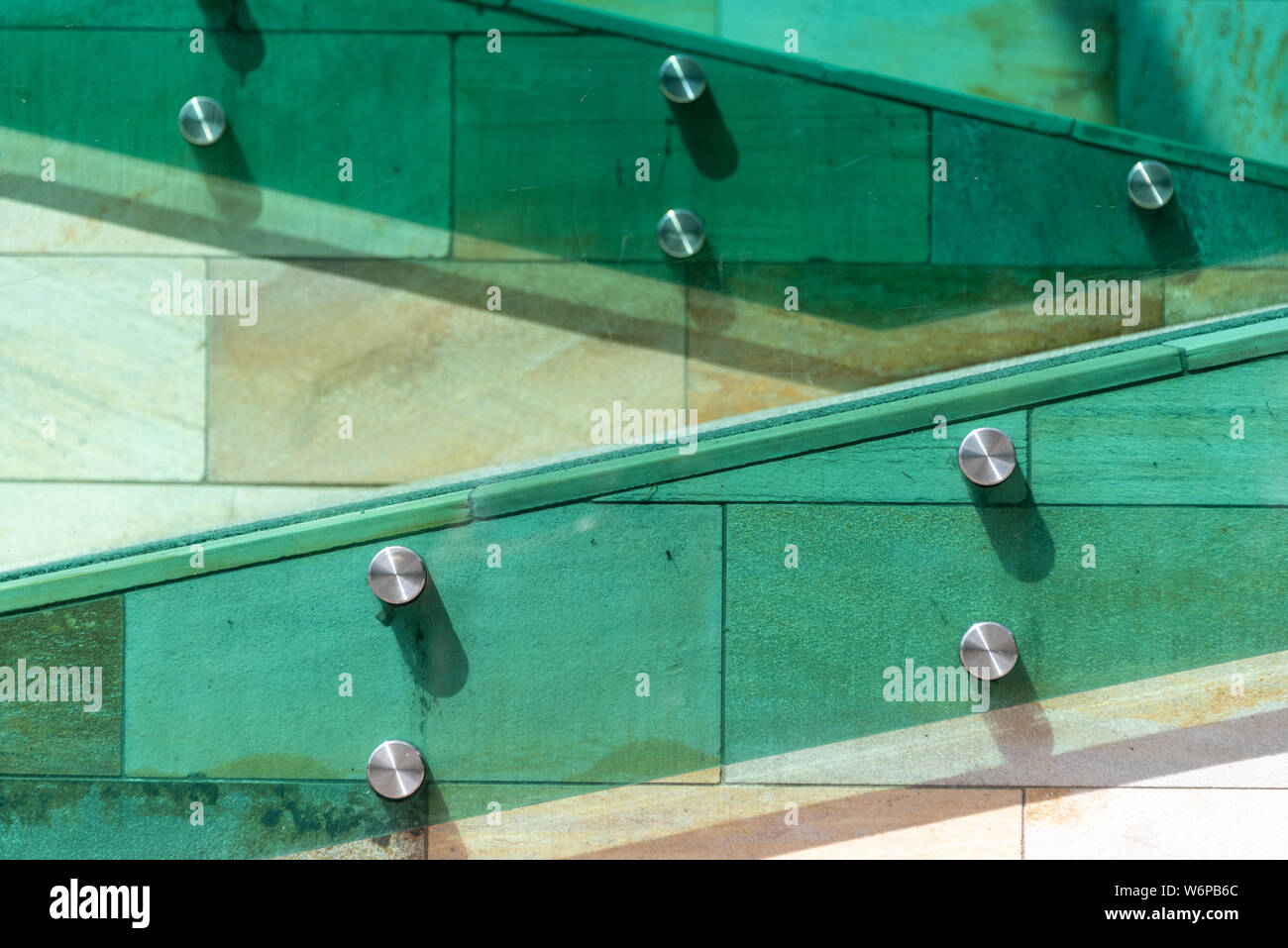 Les détails de l'architecture moderne. Escaliers en vert, orange et ...