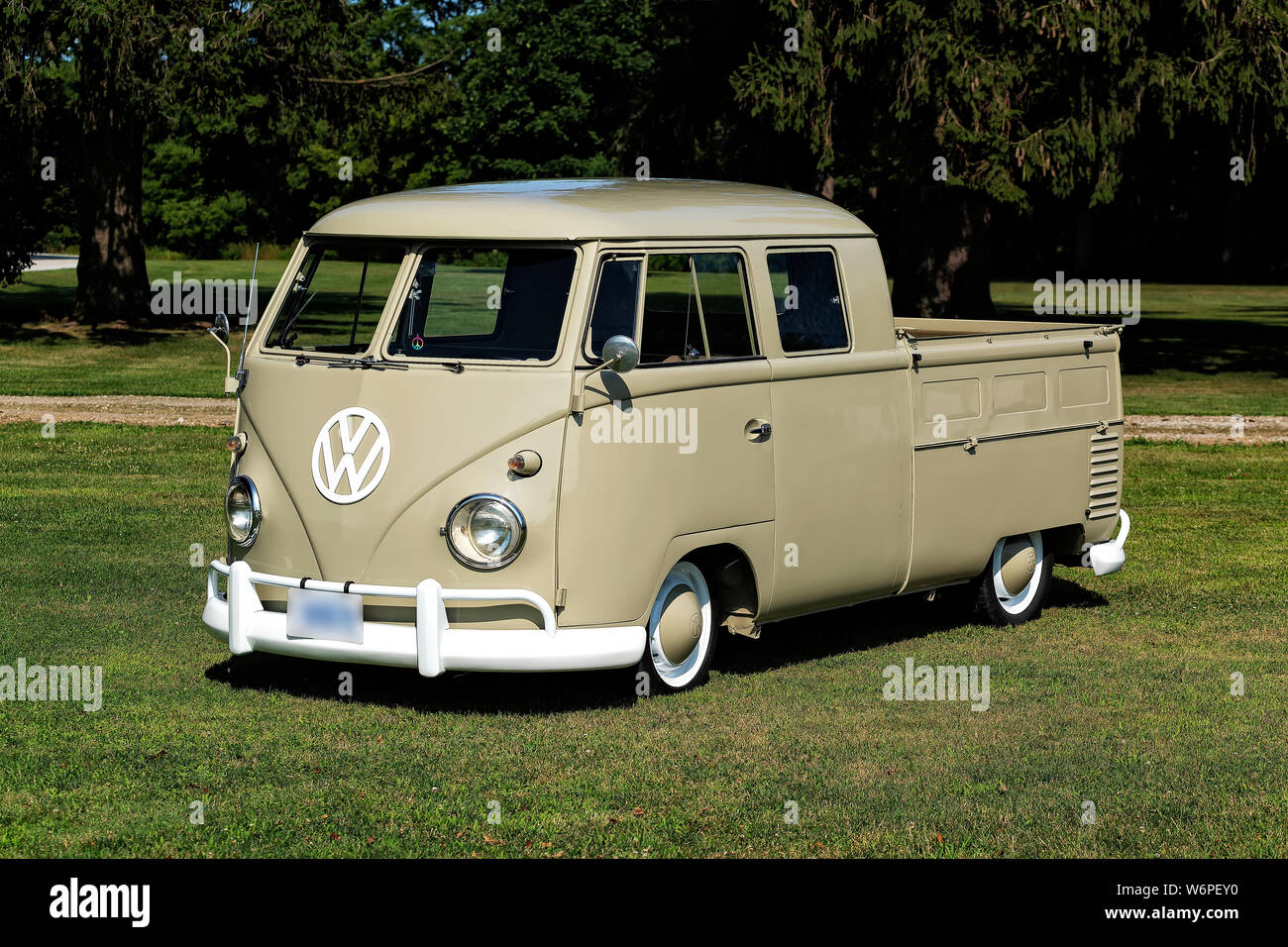 1960 Volkswagen Pickup Double-Cab Photo Stock - Alamy