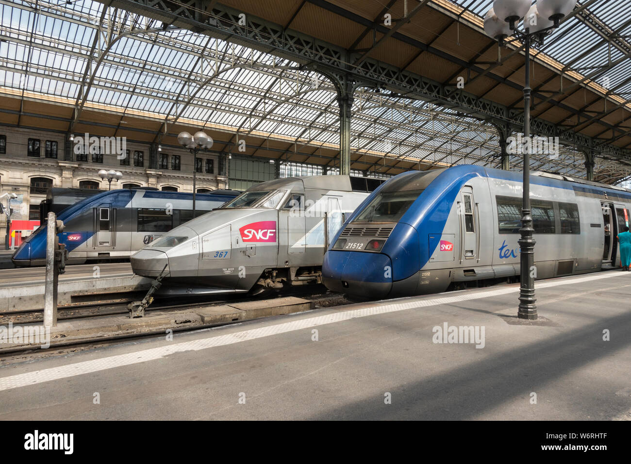 Les trains aux plates-formes dans Tours, France, ancienne station de ...