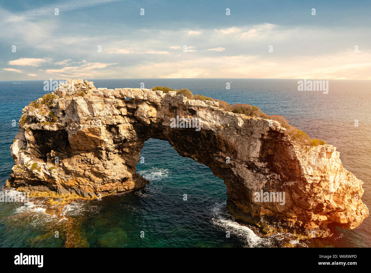 Arche rocheuse dans la mer, une merveille naturelle. Des destinations ...