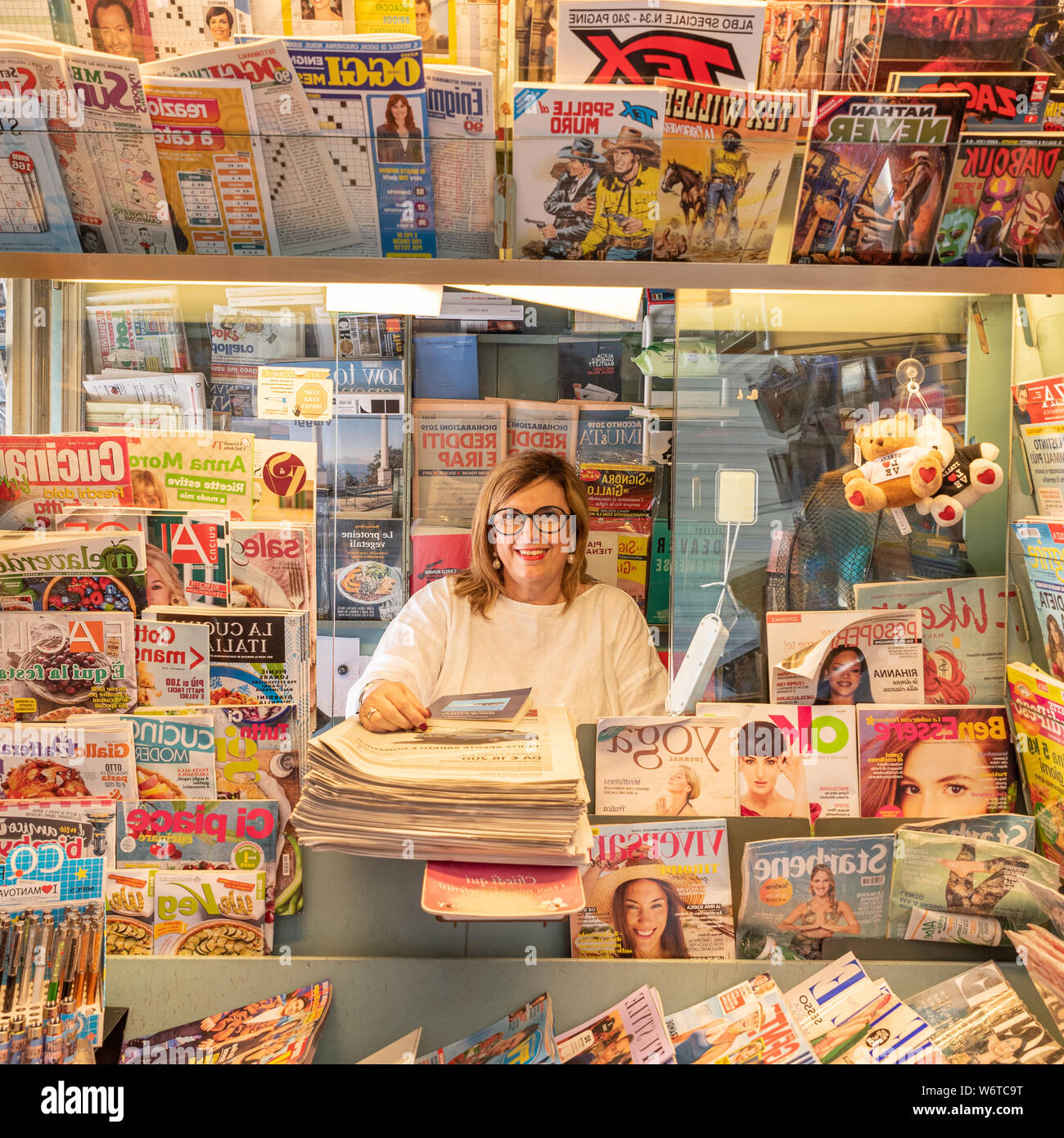 Stand de marchand de journaux au coin de la rue Banque de photographies ...