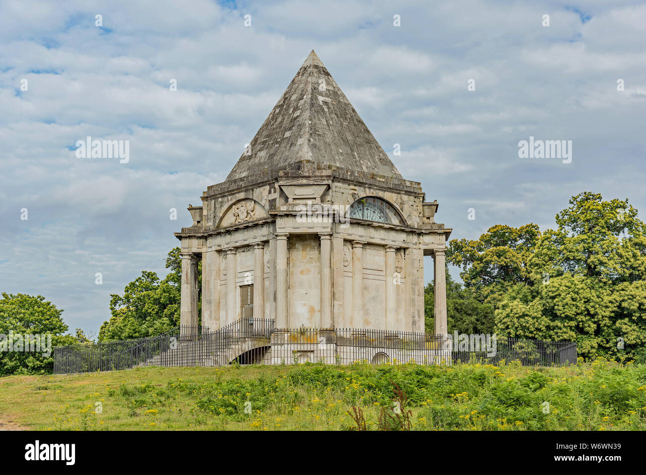 Cobham mausoleum Banque de photographies et d’images à haute résolution ...