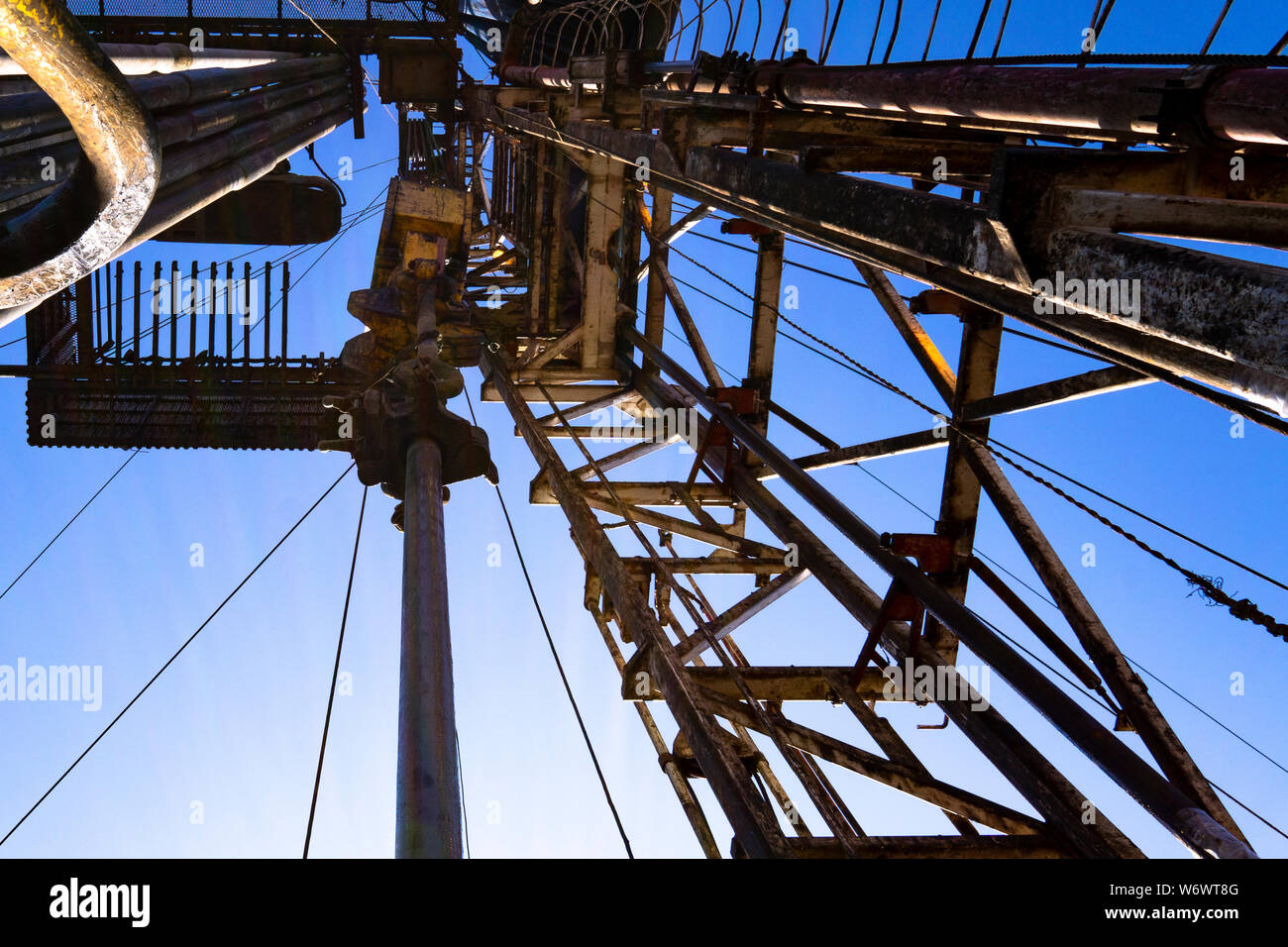 Deux appareils de forage pétrolier et gazier dessert à terre avec des ...