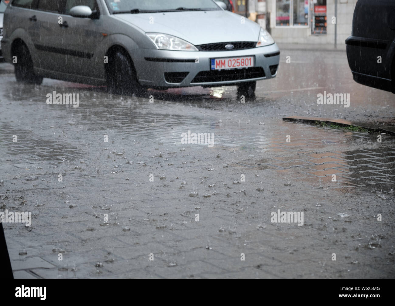 La forte pluie qui rebondissent sur les inondations de trottoir, avec ...