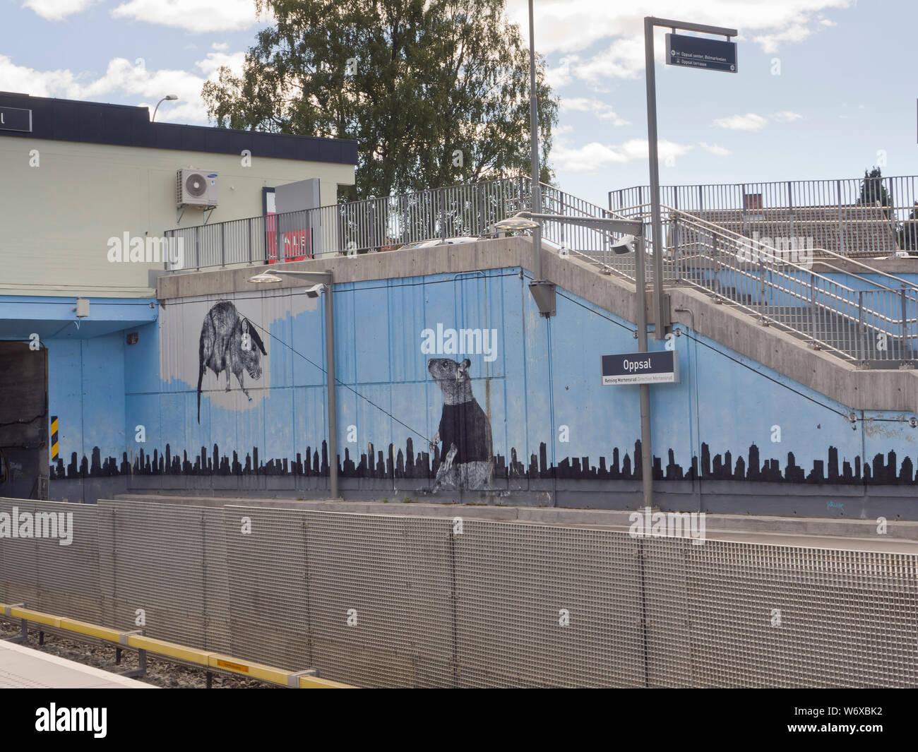 La station de métro Oppsal à Oslo Norvège décorée de fresque de la ...
