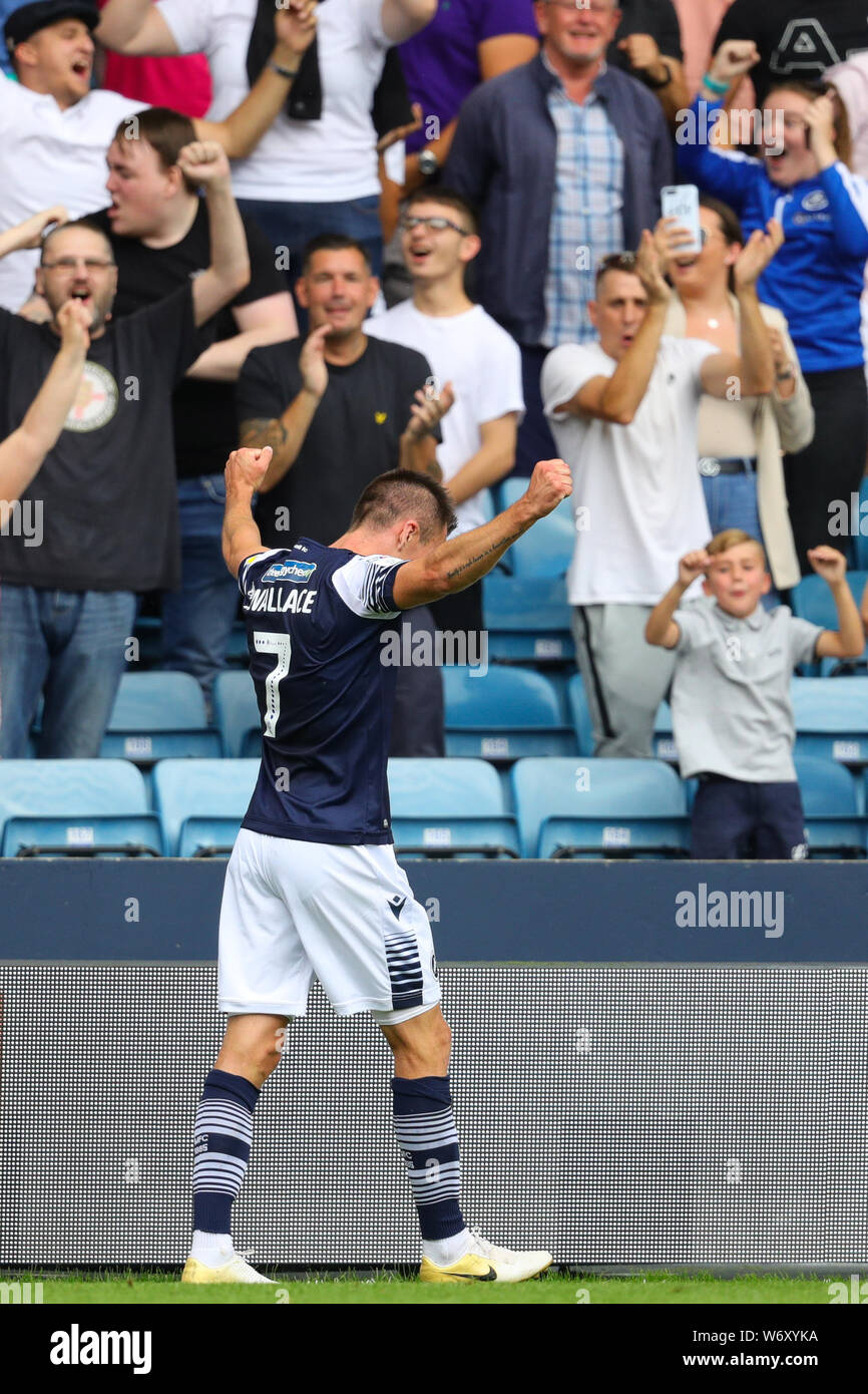 Le Millwall Jed Wallace célèbre du côté marquant son premier but du jeu ...
