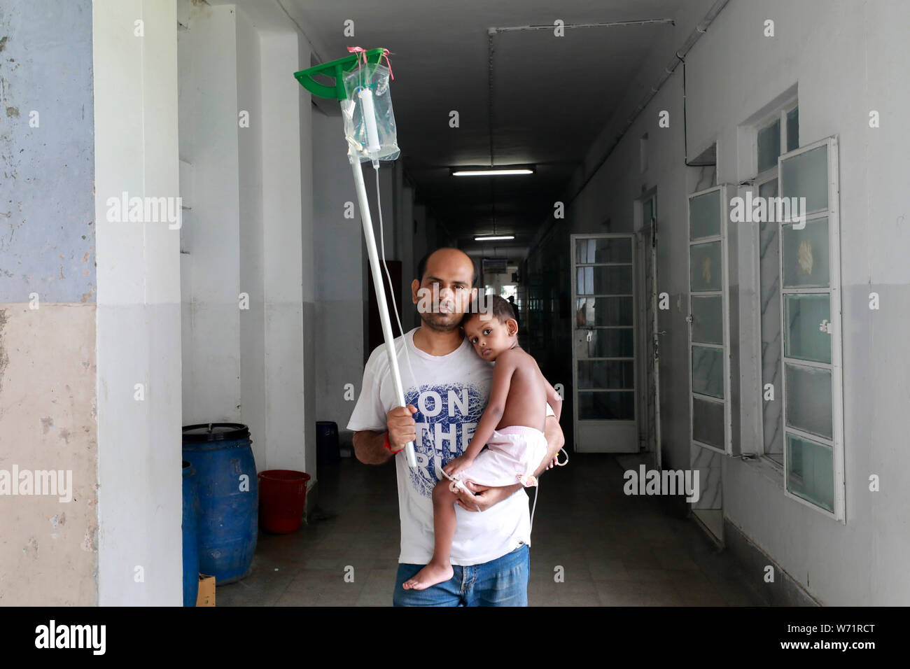 Dhaka, Bangladesh - Août 04, 2019 : le père de câliner un vieux de cinq ...