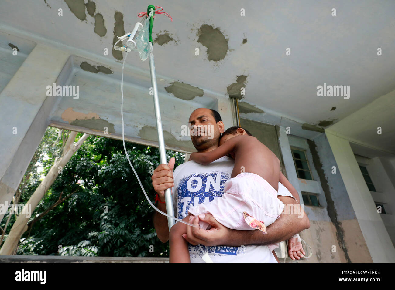 Dhaka, Bangladesh - Août 04, 2019 : le père de câliner un vieux de cinq ...