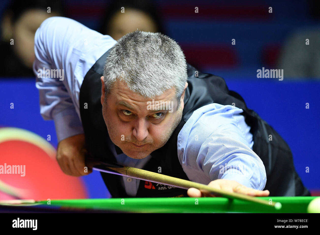 Rod Lawler de l'Angleterre joue un shot de Liang Wenbo de Chine dans ...
