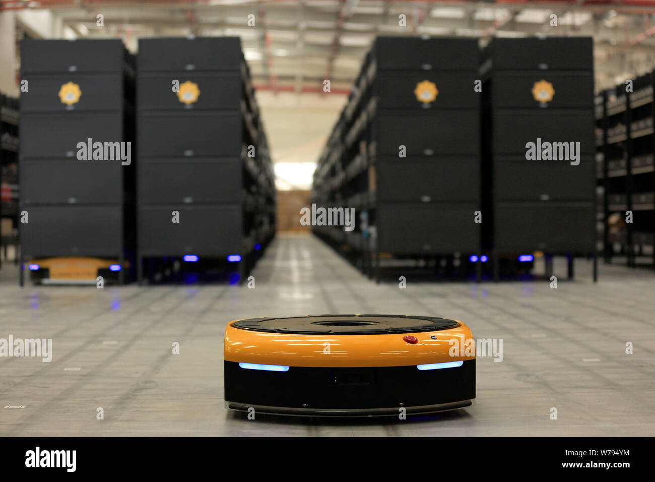 Un AGV (Automated Guided Vehicle) robot qui est responsable de la ...