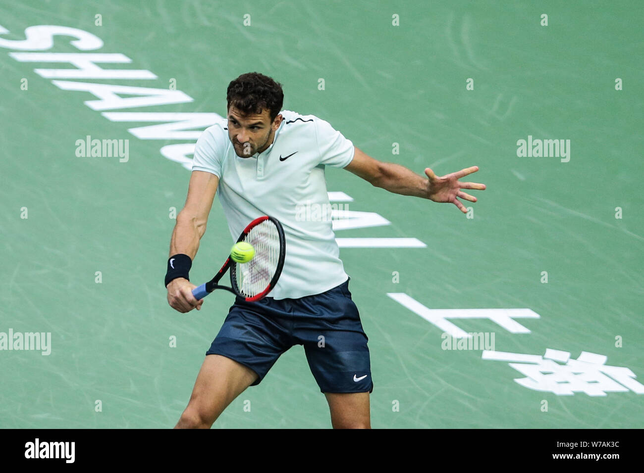 Grigor Dimitrov Bulgarie renvoie un shot de l'Espagne de Rafael Nadal en quarts de finale de ...