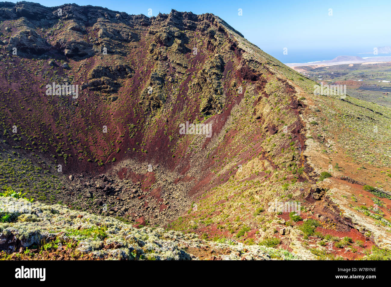 L'Espagne, Lanzarote, sol volcanique rouge géant de cratère volcanique ...