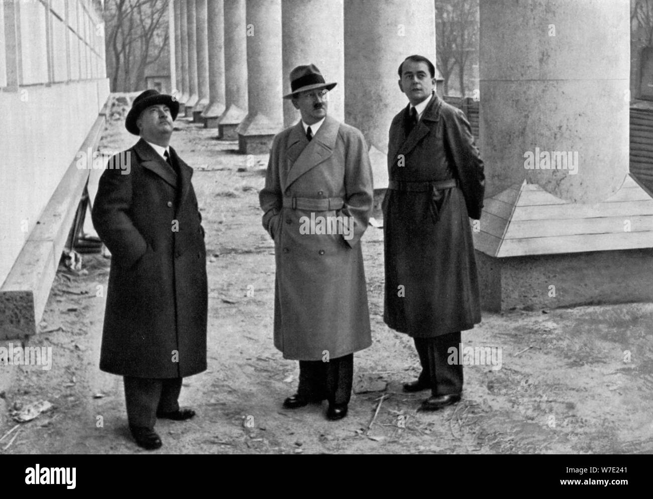 Adolf Hitler, le professeur Leonhard Gall et l'architecte Albert Speer ...