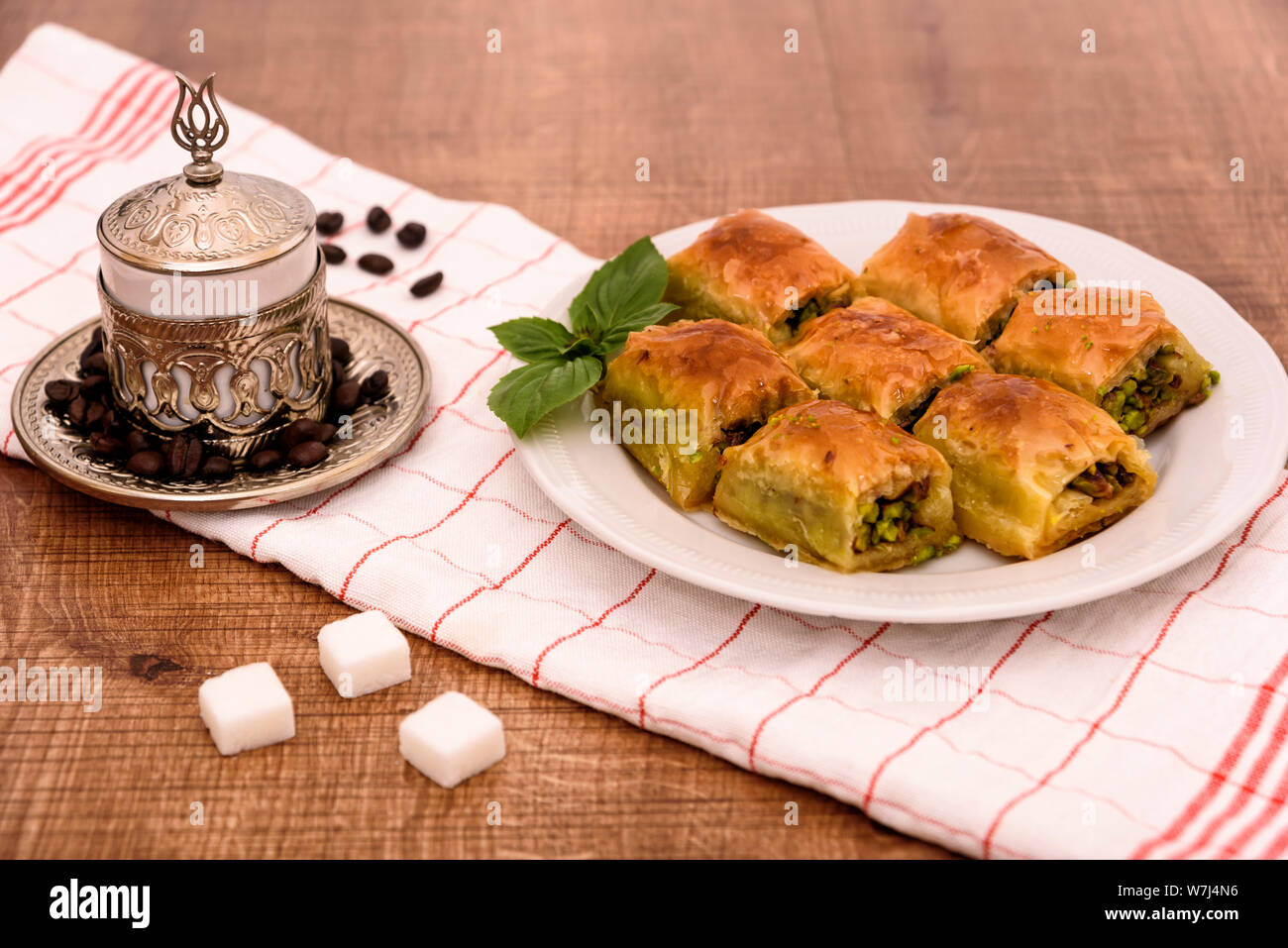 Délices turcs - pâtisseries traditionnelles avec café turc, sucre et ...