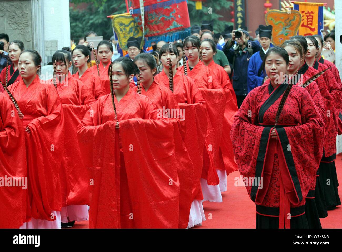 Les participants habillés en costumes traditionnels effectuer un rituel ...