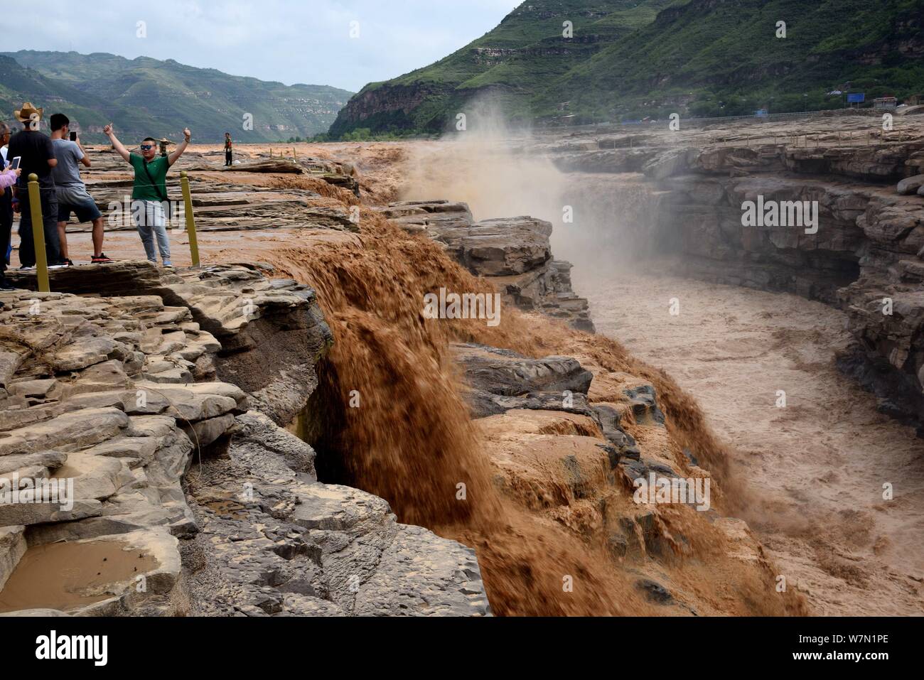 Les touristes regarder la cascade de Hukou sur le Fleuve Jaune dans Ji ...