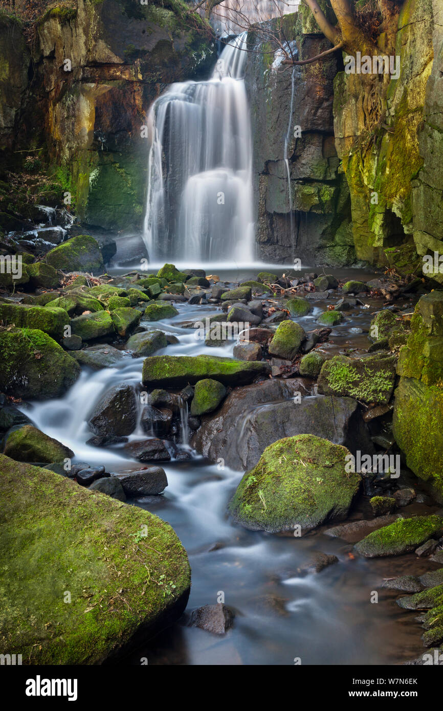 Roches couvertes de mousse et cascade Banque de photographies et d ...