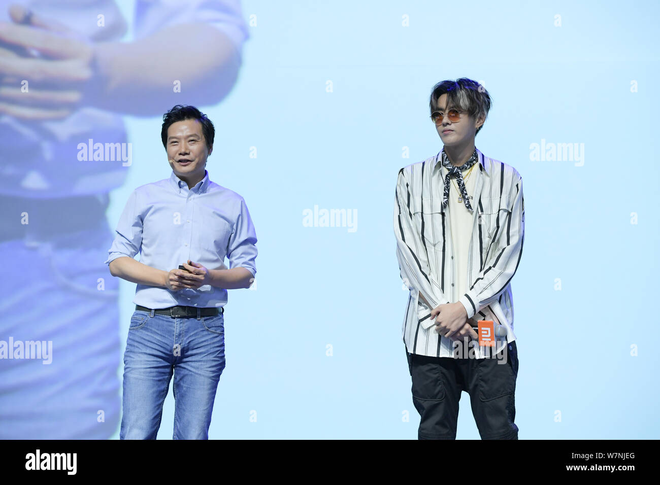 Lei Jun, gauche, président et chef de la technologie Xiaomi et ...