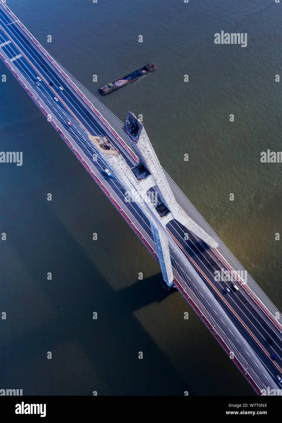 Pont de poutre caisson en acier Banque de photographies et d’images à ...