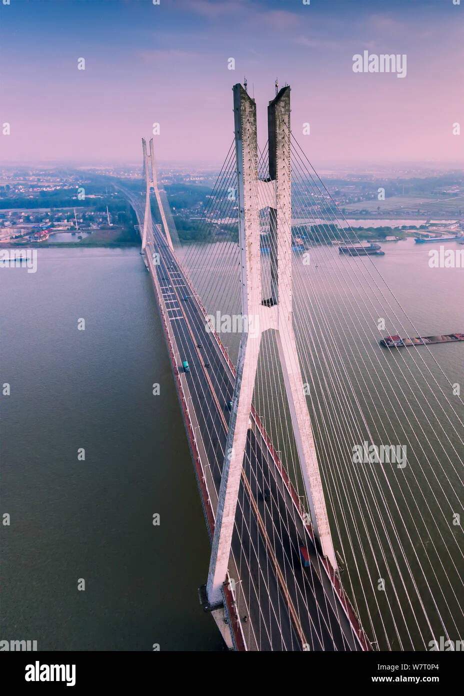 Pont de poutre caisson en acier Banque de photographies et d’images à ...