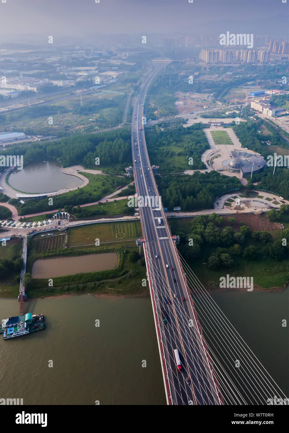 Pont de poutre caisson en acier Banque de photographies et d’images à ...