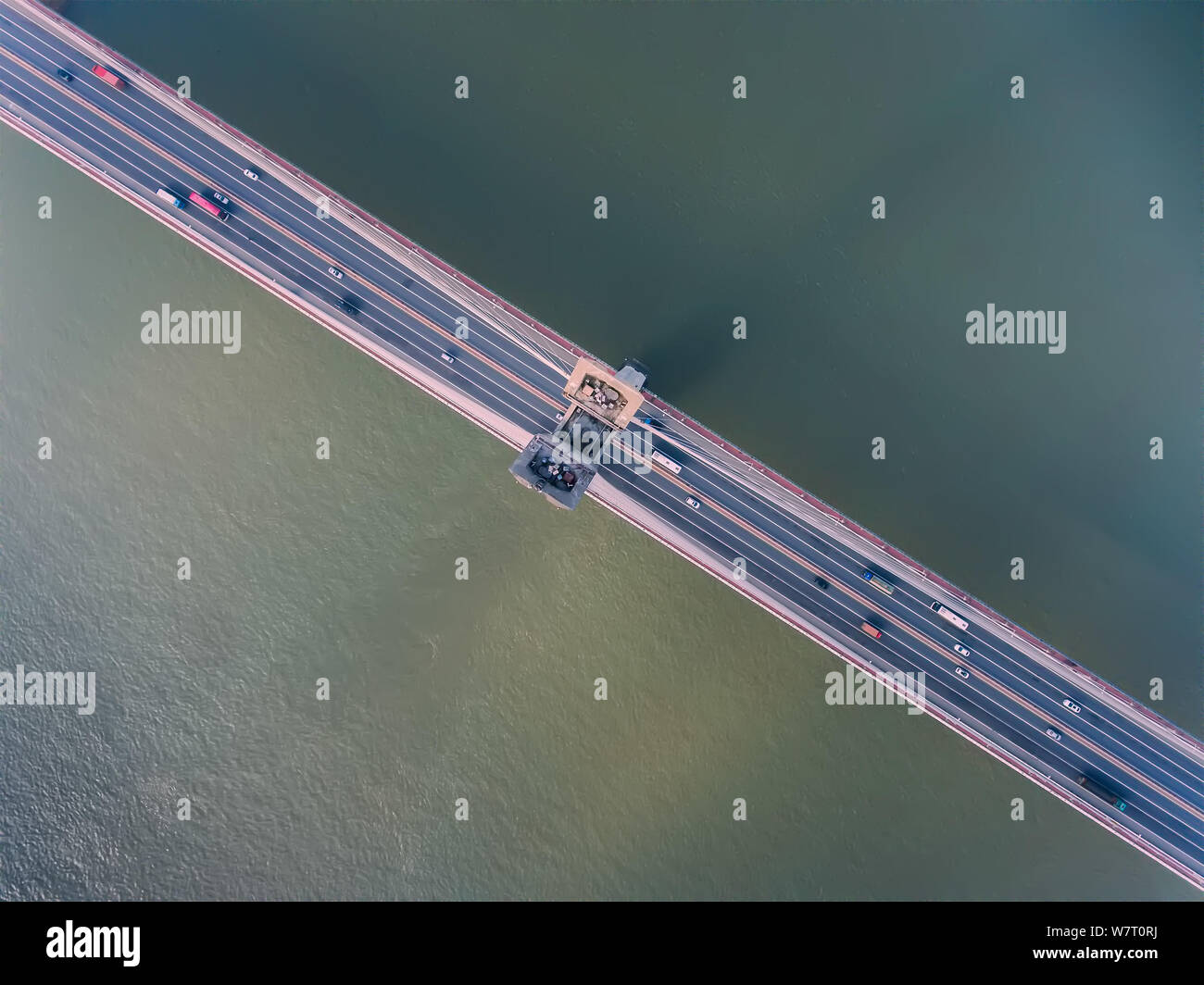 Pont de poutre caisson en acier Banque de photographies et d’images à ...
