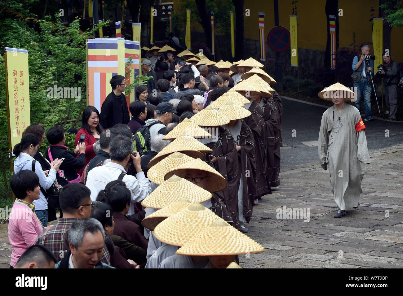 Les moines bouddhistes chinois holding alms bowls prendre part à une ...